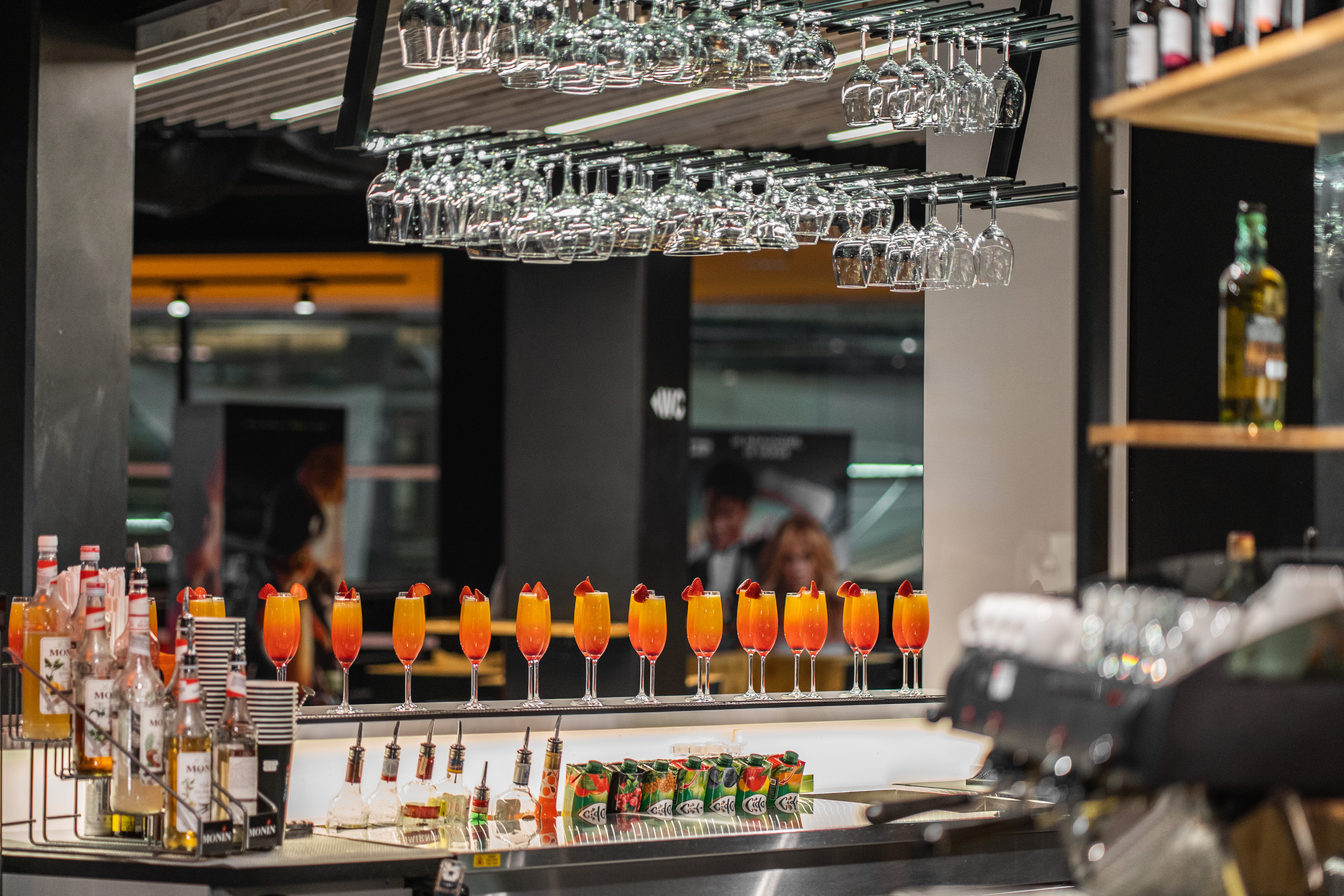 Kine tik merginos - Apollo Kinas